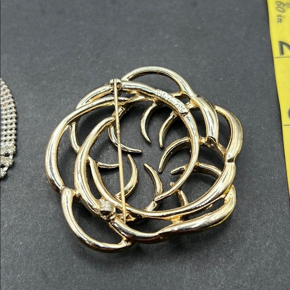 Sarah Coventry | Jewelry | Vintage Sarah Cov Gold Swirl Brooch | Poshmark